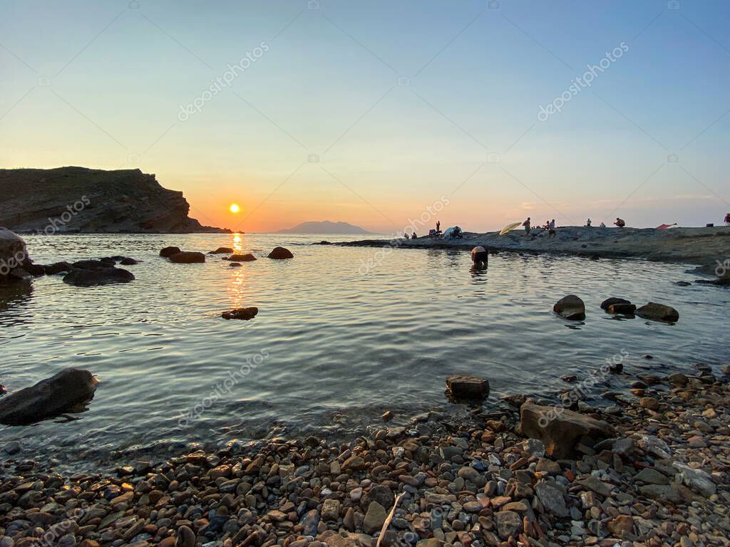 Vista de la playa de Yildizkoy al atardecer en Gokceada, isla de Imbros ...