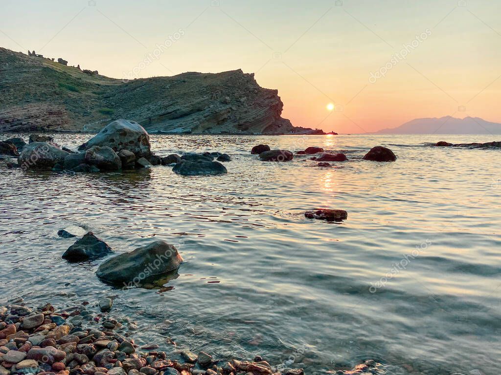 Vista de la playa de Yildizkoy al atardecer en Gokceada, isla de Imbros ...