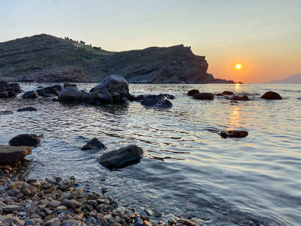 Vista de la playa de Yildizkoy al atardecer en Gokceada, isla de Imbros ...