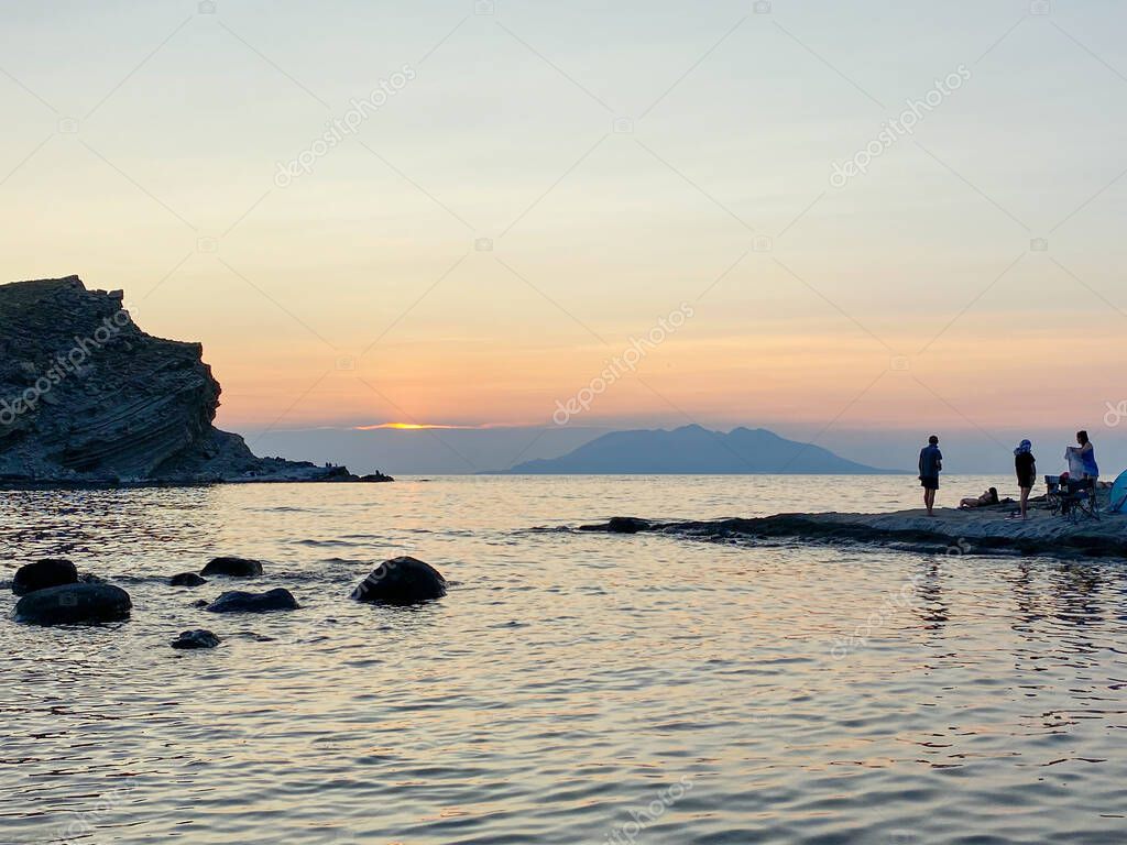 Vista de la playa de Yildizkoy al atardecer en Gokceada, isla de Imbros ...