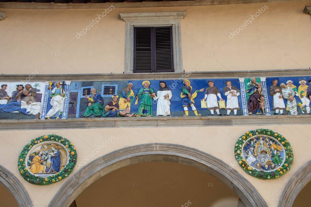 Antigua fachada del palacio del hospital de Ceppo con decoraciones de ...