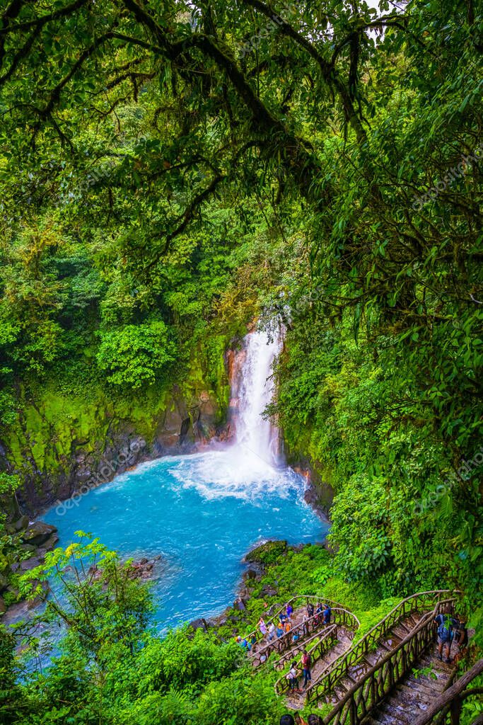 Cascada y estanque Río Celeste en Parque Nacional Volcán Tenorio ...