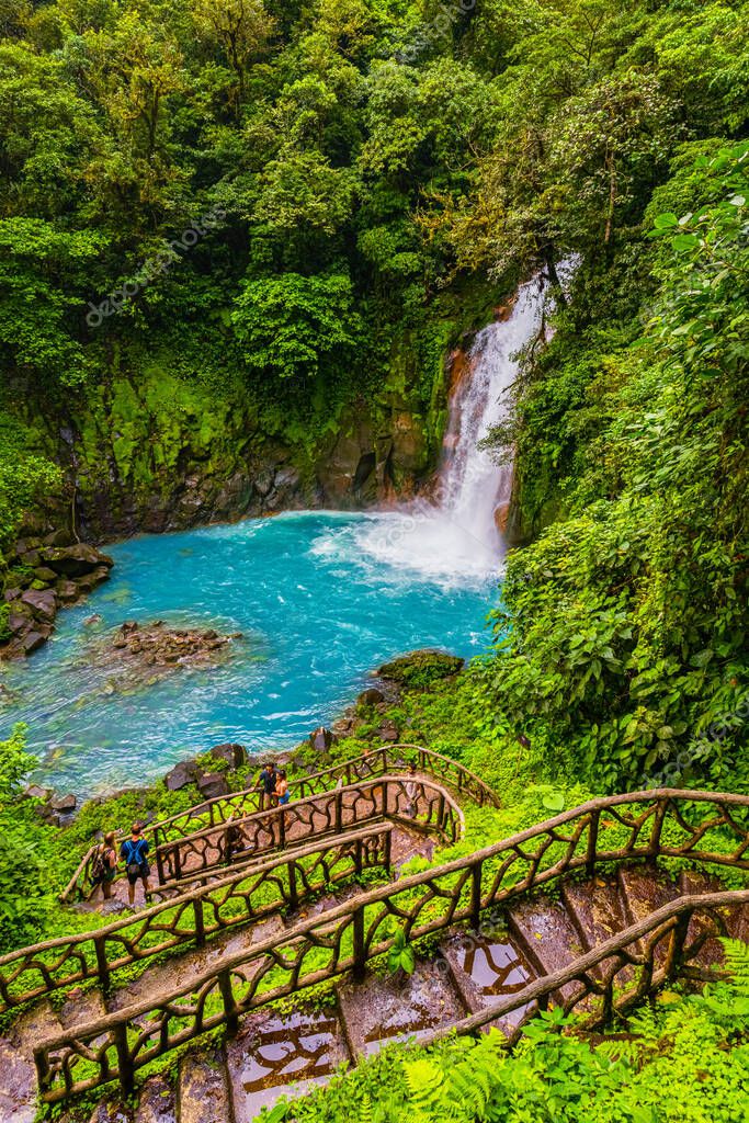 Cascada y estanque Río Celeste en Parque Nacional Volcán Tenorio ...