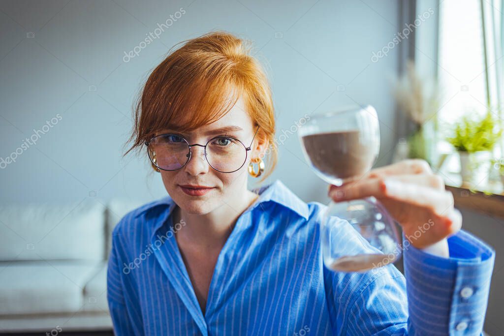 Una Joven Y Hermosa Chica Con Un Reloj De Arena Muestra El Concepto Del Tiempo En Su Moderna