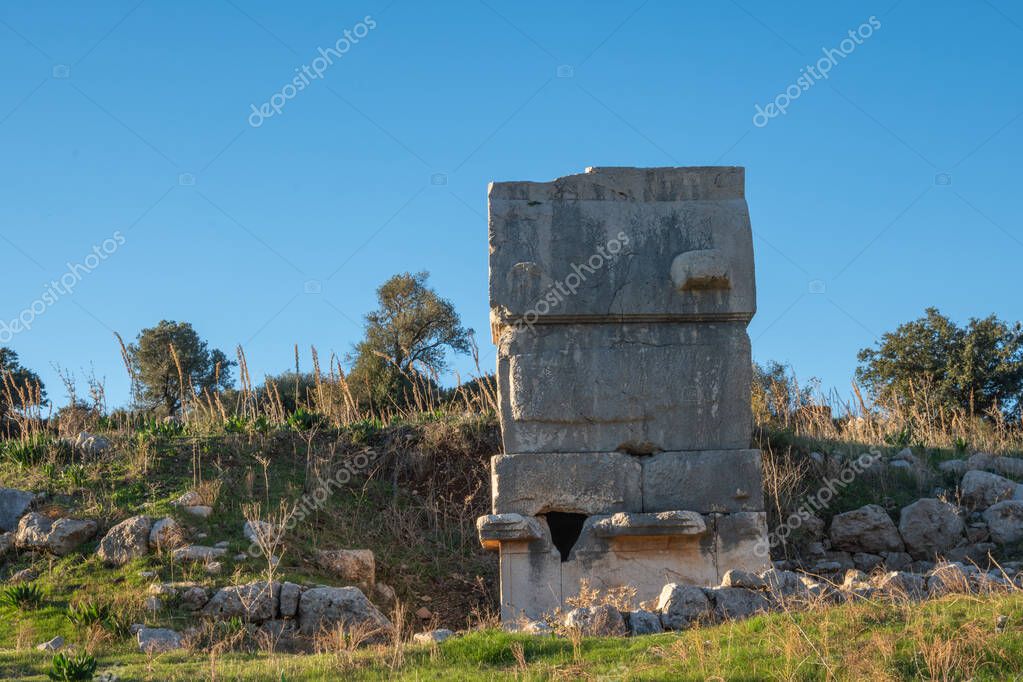 antiguo monumento de piedra de Lycian está parado resiliente en medio ...