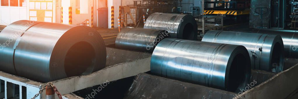 Rollos de chapas de acero. Bobinas de metal en taller de fábrica de ...