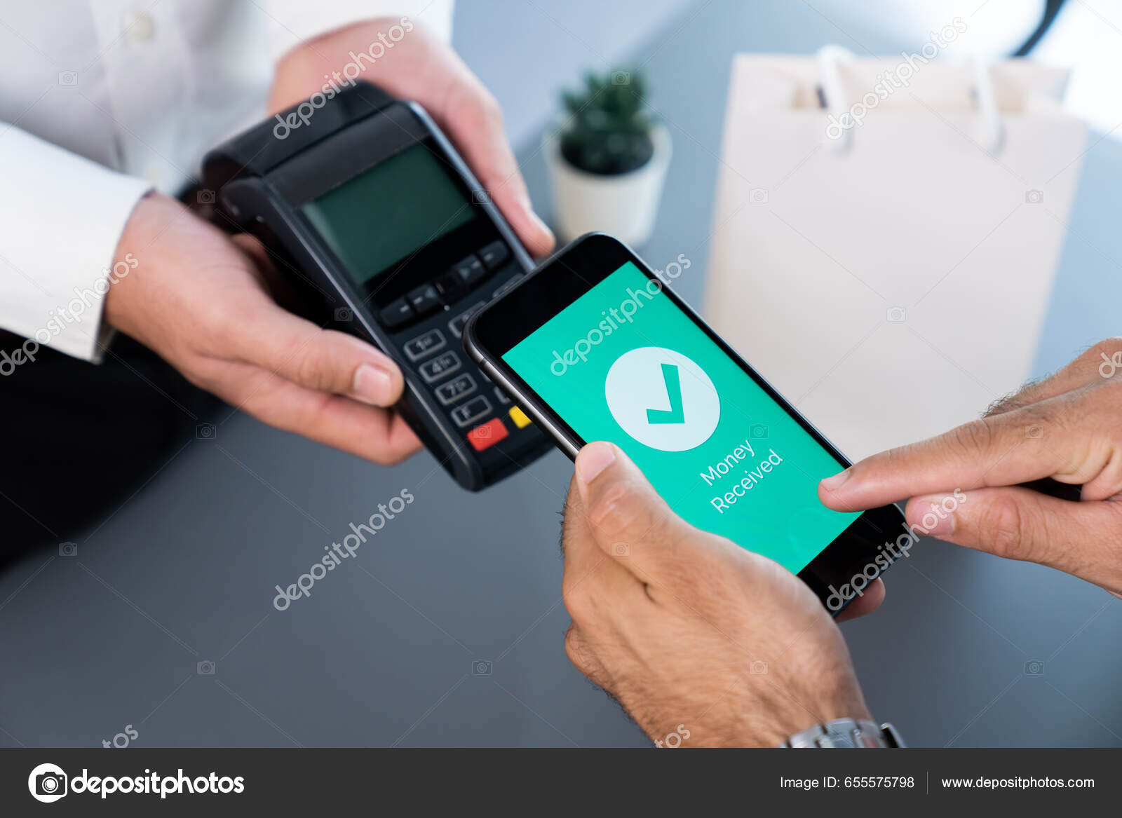 Smartphone Mano Con Dispositivo Código Nfc Escaneando Código Pago Sin ...