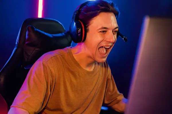 Denis gaming fotos de stock, imágenes de Denis gaming sin royalties ...